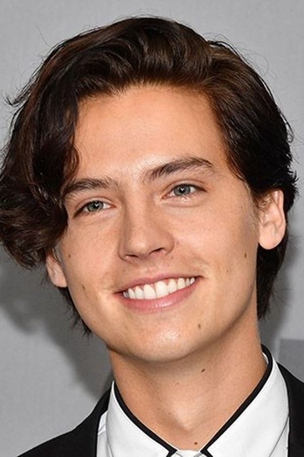 Cole Sprouse faz revelações surpreendentes. - Mega Hits
